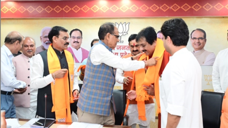 Mp News कांग्रेस के पूर्व मंत्री पुष्पराज सिंह और डिंडौरी नगर परिषद अध्यक्ष भाजपा में शामिल