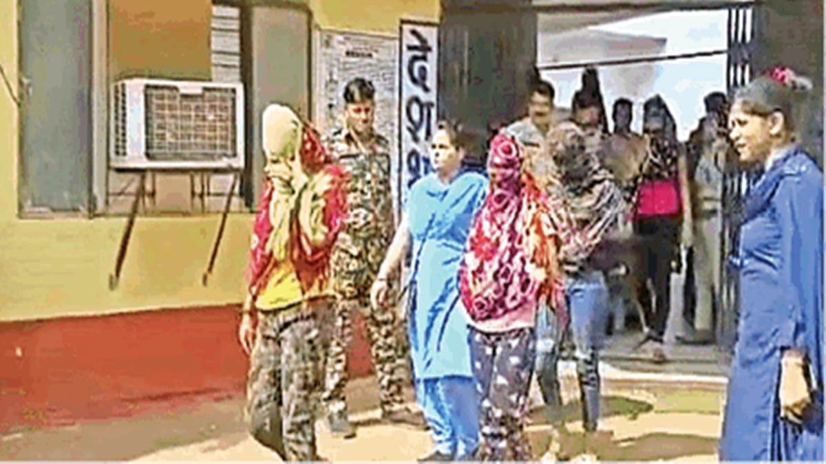 Shivpuri News ग्राहक बनकर रेडलाइट एरिया पहुंचे दो पुलिसकर्मी सेक्स रैकेट का किया पर्दाफाश