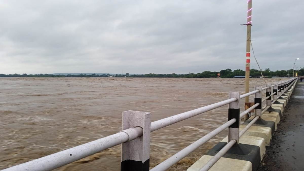 Mandla News : मंडला में बड़े पुल के करीब पहुंचीं नर्मदा, लोगों को किया ...