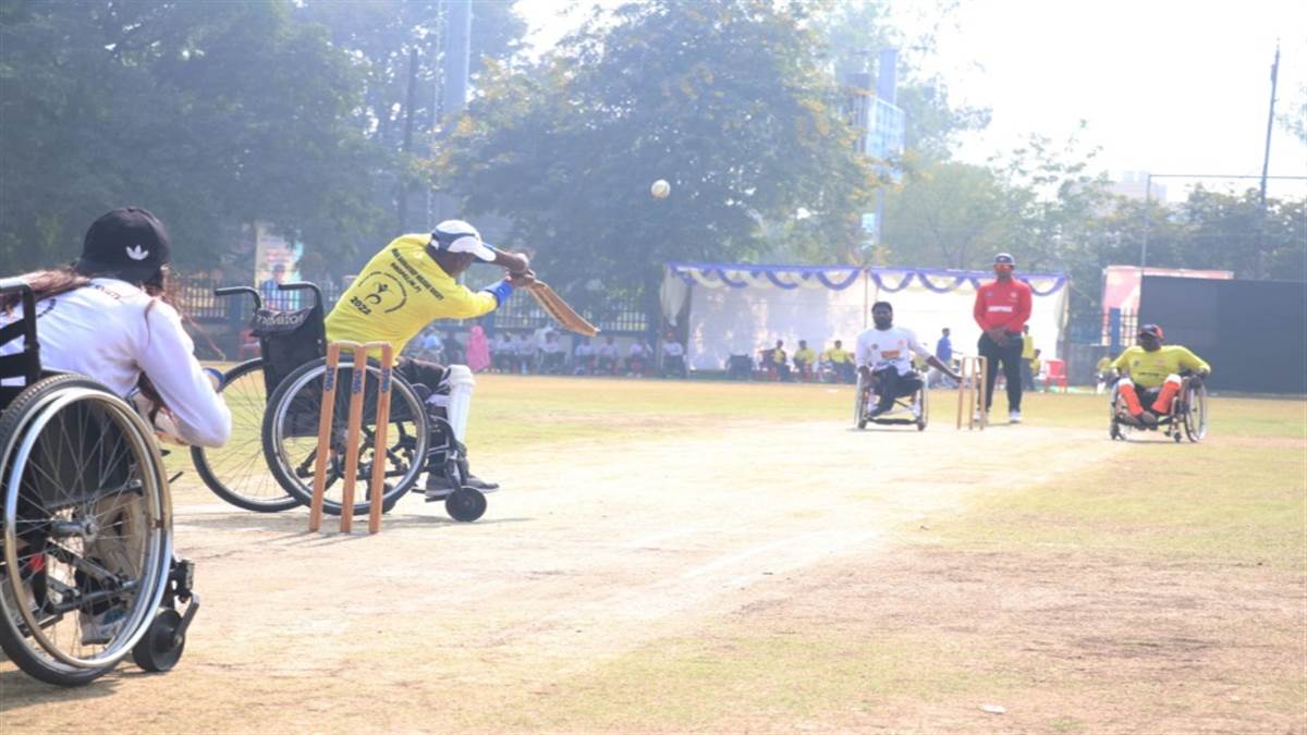 Divyang Cricket: भोपाल में दिव्‍यांग क्रिकेटर व्‍हीलचेयर पर बैठकर जमा ...