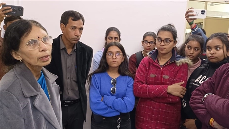 DAVV Indore दूषित पानी पीने से डीएवीवी के होस्टल की 16 छात्राएं बीमार ...