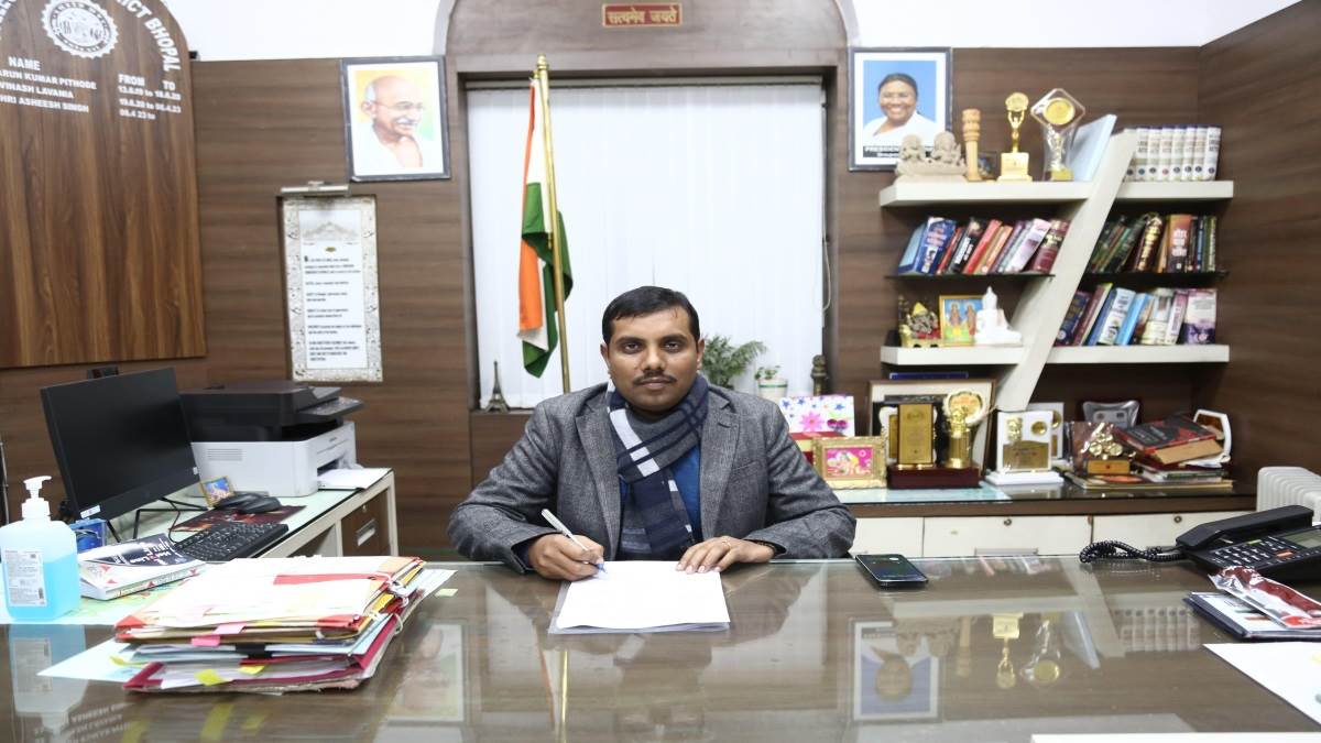 Bhopal News: आइएएस कौशलेंद्र विक्रम सिंह बने कलेक्टर, किया पदभार गृहण - Bhopal News IAS ...