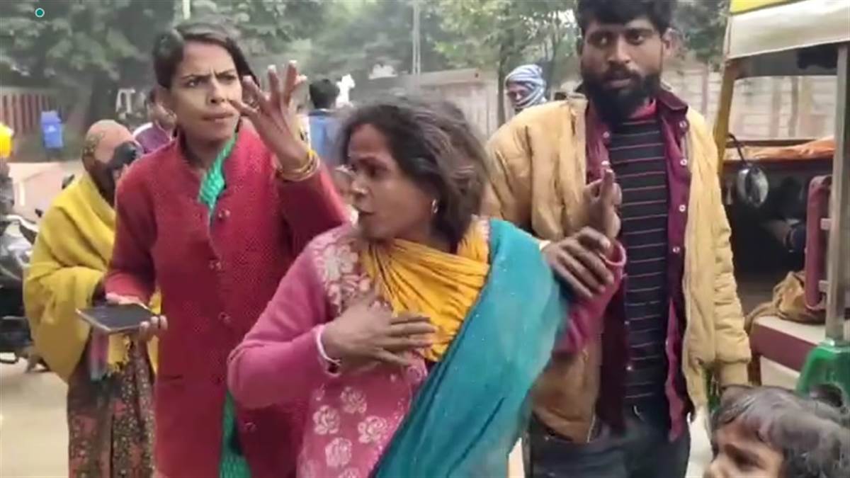 Gwalior News: एक पति के लिए सड़क पर झगड़ी दो पत्नियां, वीडियो हुआ वायरल - Gwalior News Two wives ...