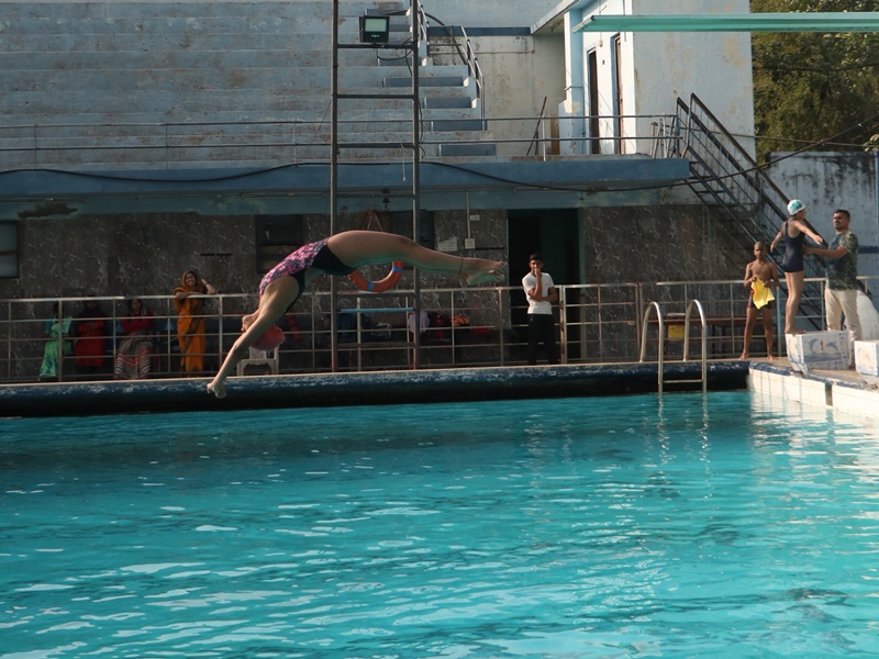 इंदौर में एक साल बाद खुले Swimming Pool, खिलाड़ियों ने शुरू किया अभ्यास ...