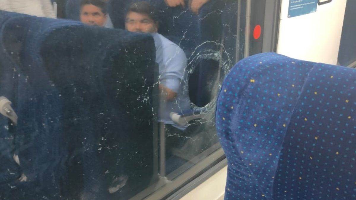 Vande Bharat Express: वंदे भारत एक्सप्रेस पर फिर पथराव, तीन संदेहियों ...