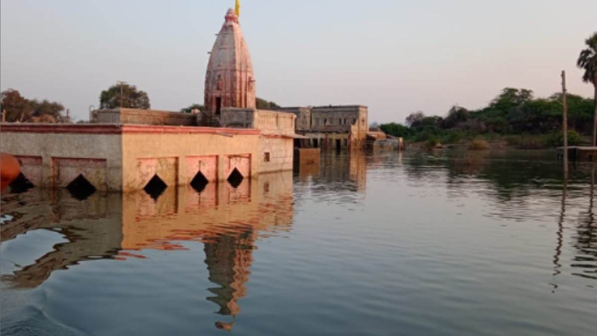 Barwani News: उतरने लगा सरदार सरोवर बांध का बैकवाटर, दिखने लगे ऐतिहासिक ...