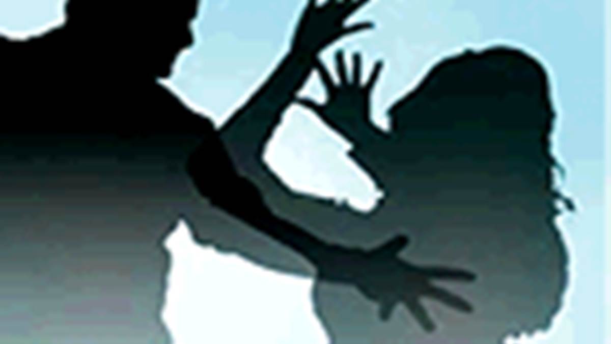 Gwalior News: ट्रेन से गिरकर घायल हुई महिला, टीटीइ पर धक्का देने का आरोप - Gwalior News Woman ...