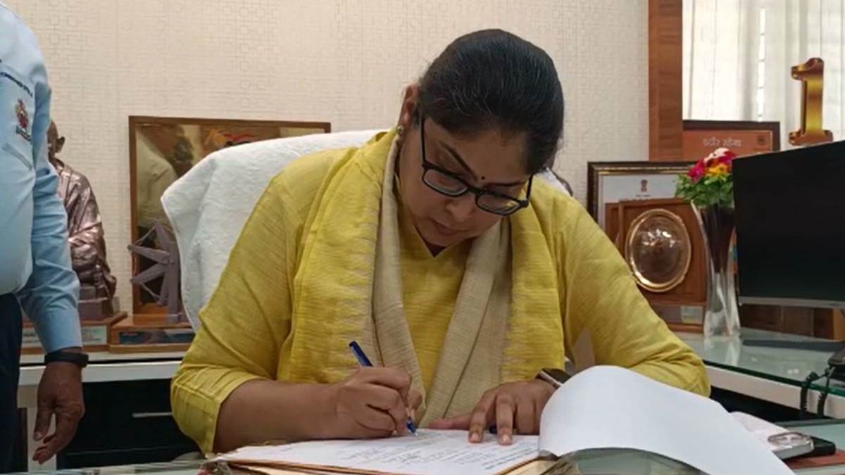 Indore News Video: इंदौर की नवनियुक्त निगमायुक्त हर्षिता सिंह ने पदभार संभाला - Indore News ...