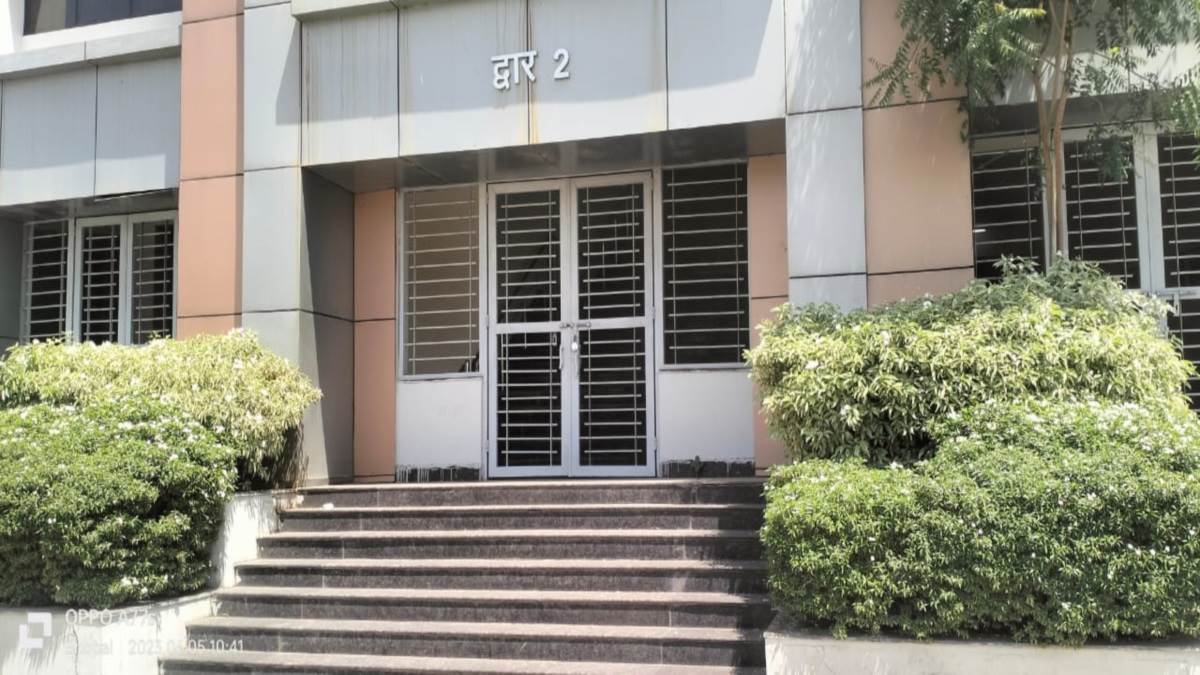 Bhopal News: हड़ताल का दिखने लगा असर, आरटीओ में पसरा सन्नाटा - Bhopal ...