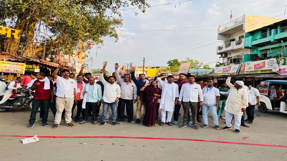 पेंड्रा में ज्योत्सना की जीत की खुशिंयां कार्यकर्ताओं ने बांटी ...