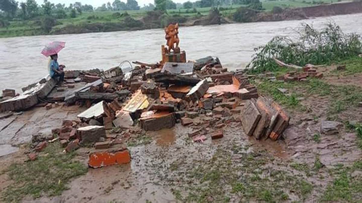 Damoh News : नदी के उफान में मंदिर टूटा, हनुमानजी की प्रतिमा हिली भी ...
