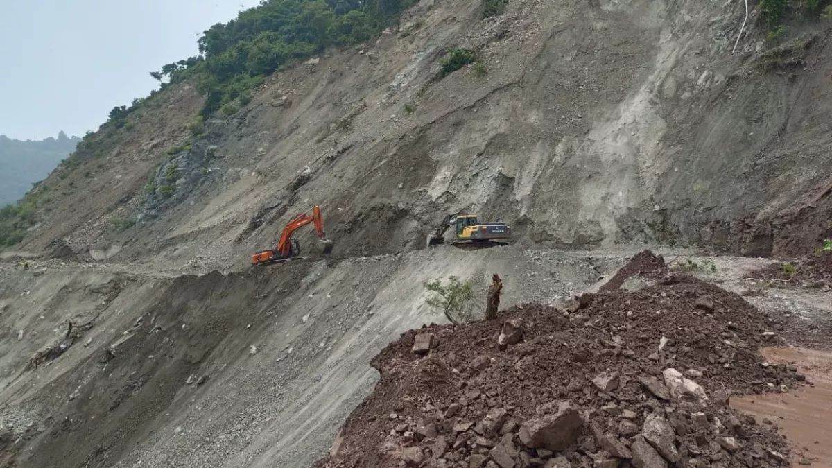 Landsilde in Solan: कालका-शिमला नेशनल हाईवे पर भूस्खलन, पहाड़ी से गिरा ...