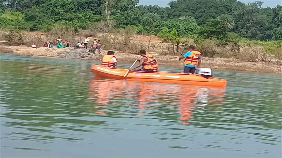 Dantewada News: कोड़नार घाट में इंद्रावती नदी को पैदल पार कर रहा युवक ...