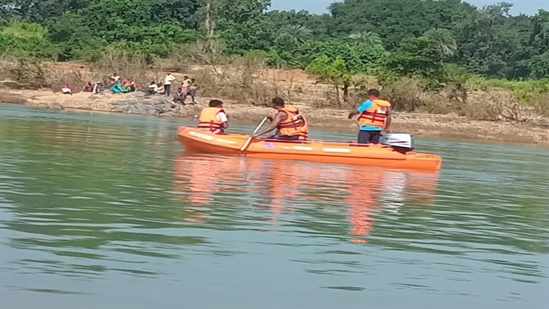 Dantewada News: कोड़नार घाट में इंद्रावती नदी को पैदल पार कर रहा युवक ...