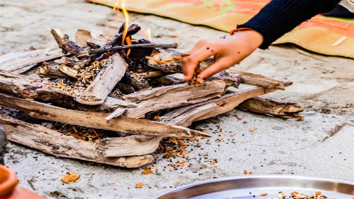 Havan Ki Rakh: हवन की पवित्र राख को संभालकर रखने से आपको होगा बड़ा फायदा