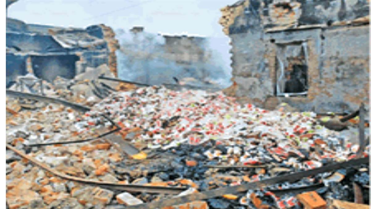 Gwalior fire in factory: डिस्पोजल गिलास फैक्ट्री में लगी आग