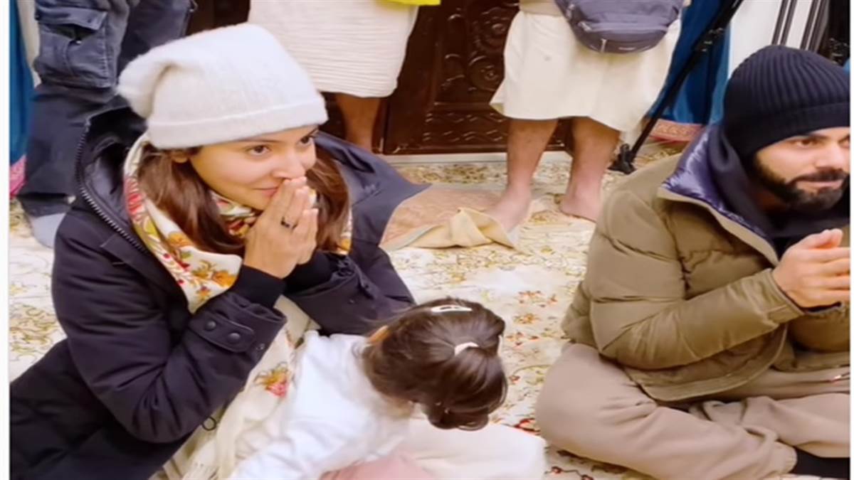 Virat And Anushka: अनुष्का की गोद में बैठ मंदिर में दर्शन करती दिखीं ...