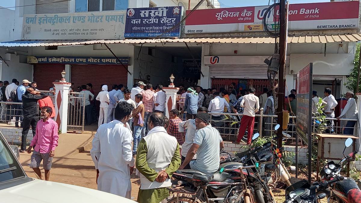 Bemetara News: लड़की को सौंपने की मांग को लेकर सखी सेंटर में स्वजनों ने ...