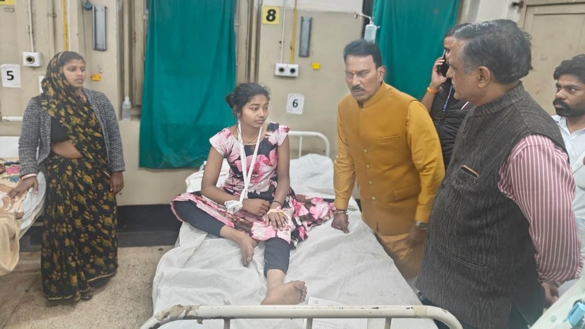 Harda Blast: चार एंंबुलेंस से छह घायल पहुंचे इंदौर के एमवाय अस्पताल ...