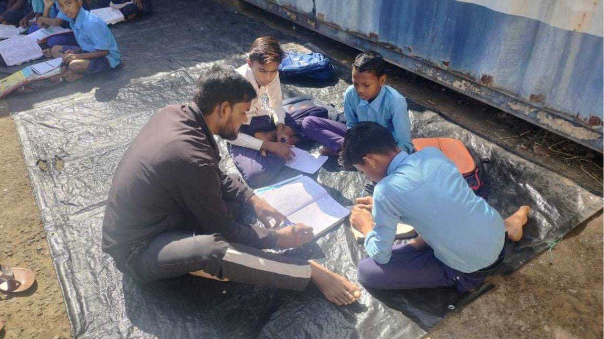 MP News: बालाघाट में नक्सल प्रभावित 60 गांवों के करीब 2400 बच्चों को ...
