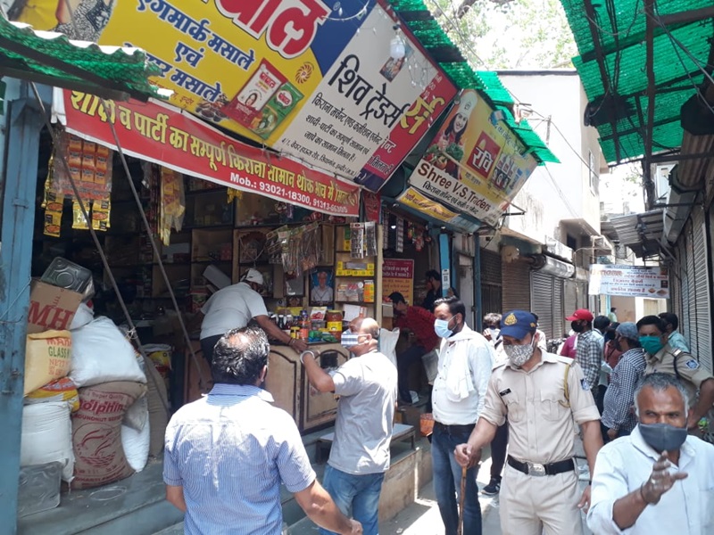 Indore News: दो दिन बाजार खोलने का असर, खेरची दुकानों पर भीड़, सुपर ...