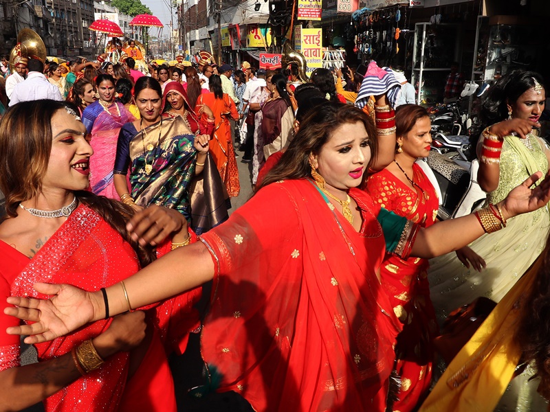 Kinnar Sammelan in Indore : इंदौर में सज-संवरकर भजनों और फिल्मी गीतों ...