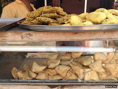 जले हुए तेल से तले जा रहे समोसे-कचौरी - Samosa-kachori being fried with ...