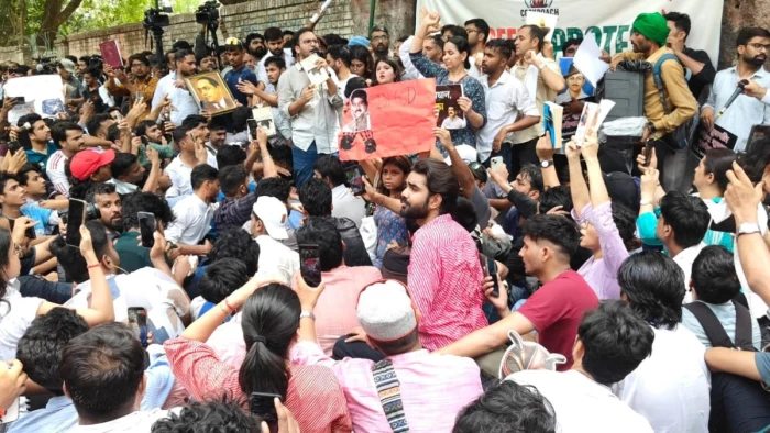 CJP Protest: 'कॉकरोच न डरते हैं और कभी मरते नहीं...', पार्टी के फाउंडर ...