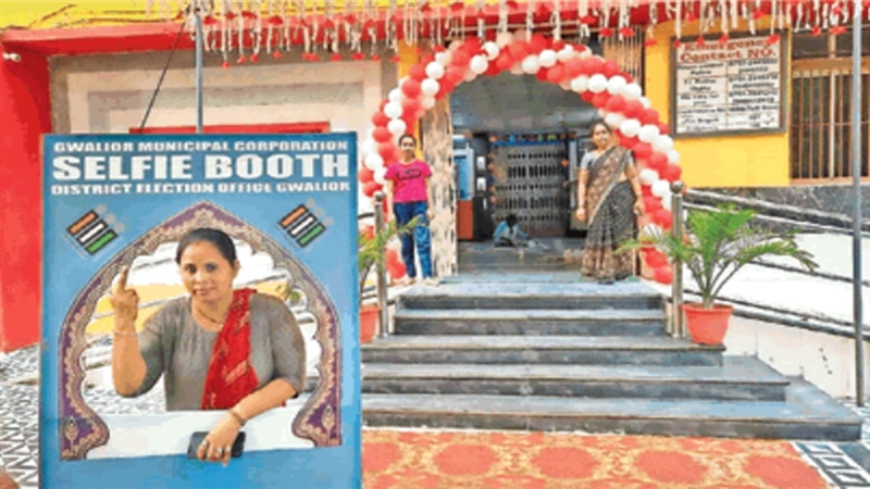 दावा था 100 का बने 40 आदर्श मतदान केंद्र - The claim was 100 40 model ...