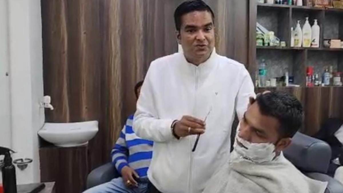 Bhilai: जब विधायक हाथ में उस्तरा थाम ग्राहक की बनाने लगे दाढ़ी, समाज को दिया संदेश, कहा- कोई काम ...