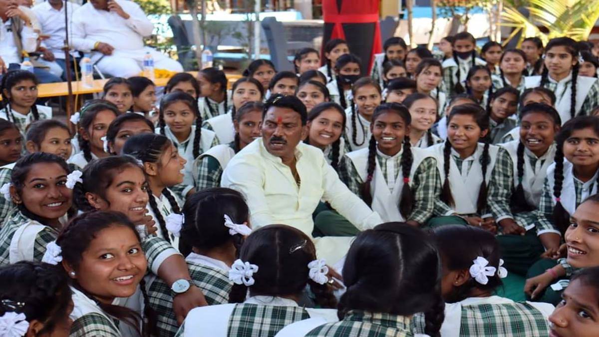 Vikas Yatra Indore: विद्यार्थी जीवन में अनुशासन और परिश्रम का नहीं कोई विकल्प