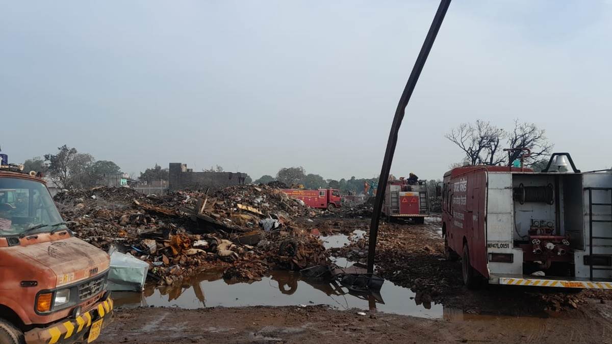 Harda Blast : पटाखा फैक्ट्री हादसे में गुमशुदा की तलाश के लिए हेल्पलाइन ...