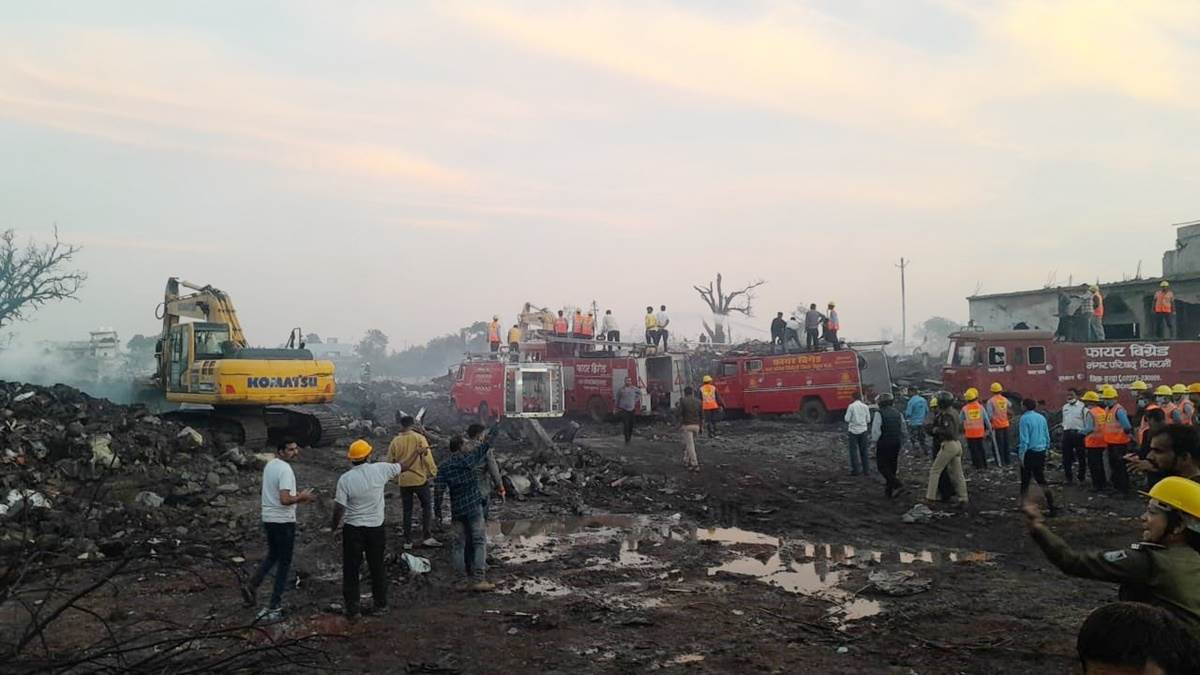 Harda Blast : पटाखा फैक्ट्री में विस्‍फोट के बाद एक हजार अधिकारी और ...