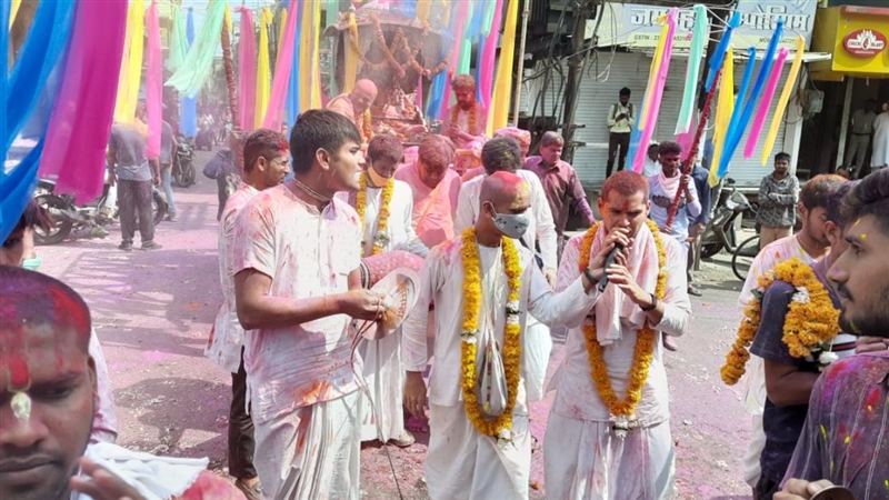 Holi 2023: महू के गोपाल मंदिर से निकाली गई फाग यात्रा भजनों पर झूमे ...