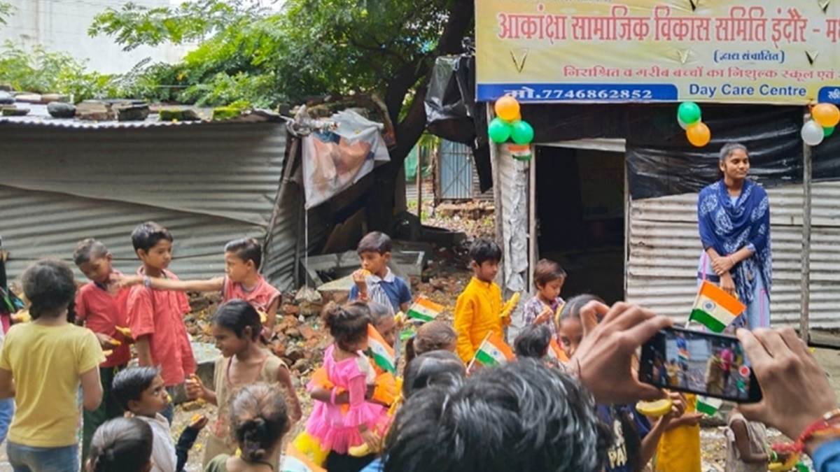 Naidunia Special: कुछ यूं कर रहे कमाल...झुग्गियों में जला रहे शिक्षा की ...