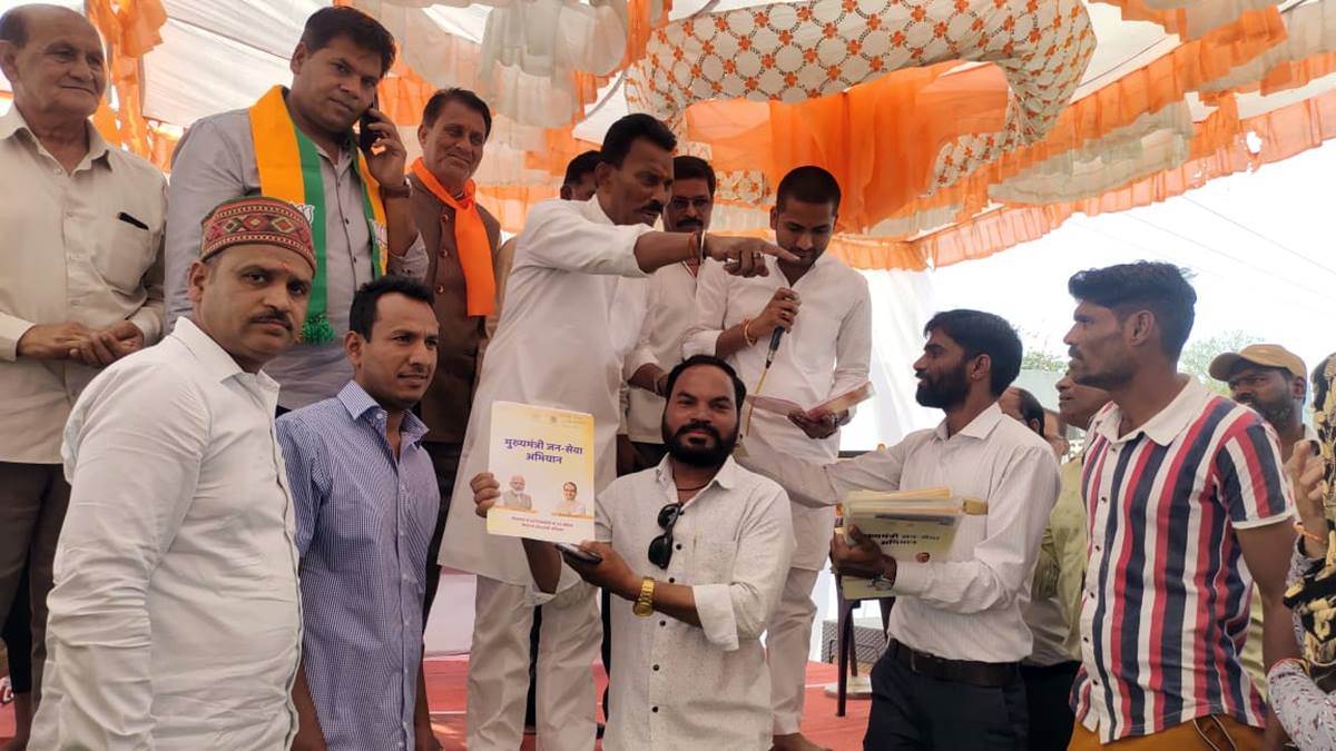 Indore News: मंत्री तुलसी सिलावट ने दी सांवेर विधानसभा के गांवों में ...