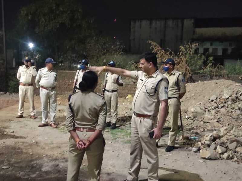 Jabalpur News : रात में अचानक थानों का निरीक्षण करने निकले एसपी ...