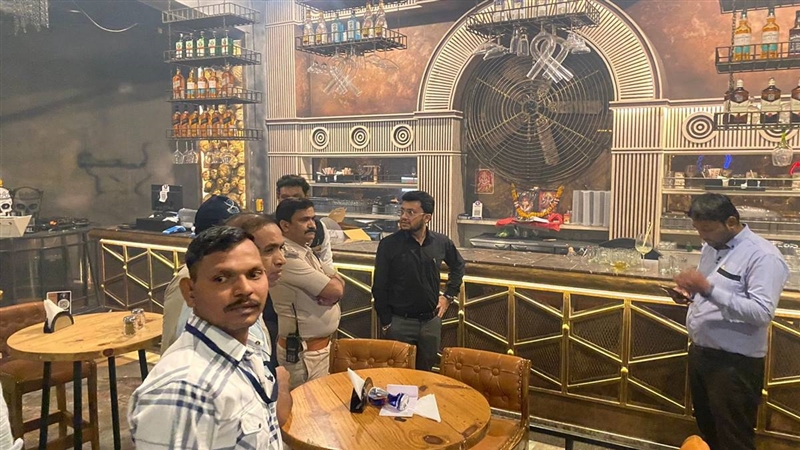 Indore News: इंदौर में देर रात पब पर छापा अधिकारियों को देखते ही मैनेजर ...