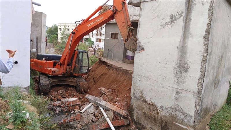 Balaghat News: जेसीबी का पंजा हुआ नाकाम तो पोकलेन मशीन के पंजे ने तोड़े ...