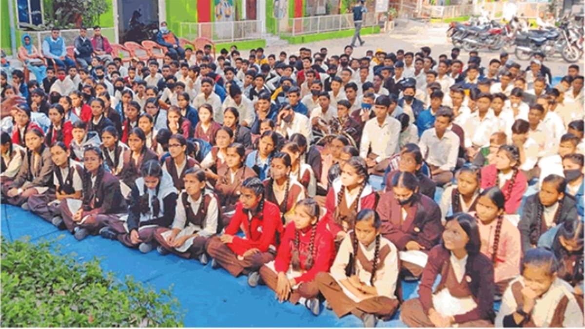 Road safety campaign: पहले देखें दाएं, फिर बाएं, तब आगे अपने कदम बढ़ाएं ...