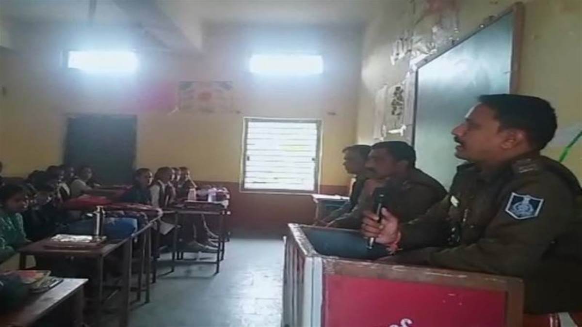Road Safety Campaign Shajapur: सुरक्षित सफर के लिए हेलमेट और सीट बेल्ट ...