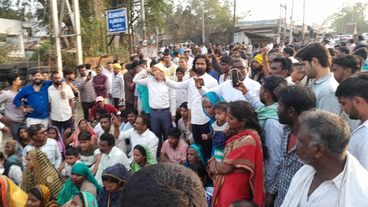 Harda Blast: प्रभावित परिवार के लोगों से नहीं मिले सीएम, स्टेट हाइवे पर ...