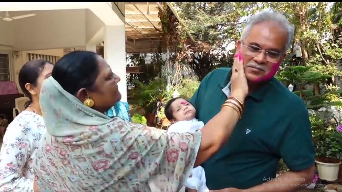 मुख्यमंत्री भूपेश बघेल ने परिवार संग मनाई होली, ट्वीट कर कहा- सब अपने ...