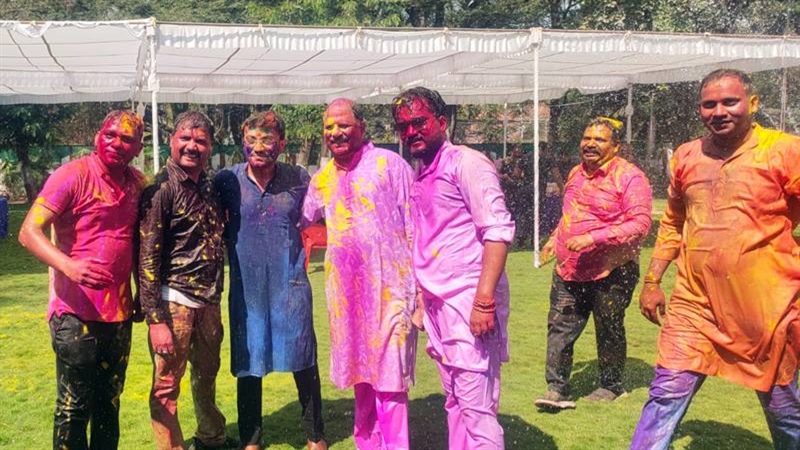 Holi 2023 Video: इंदौर में प्रशासनिक अधिकारियों पर छाया होली का रंग ...