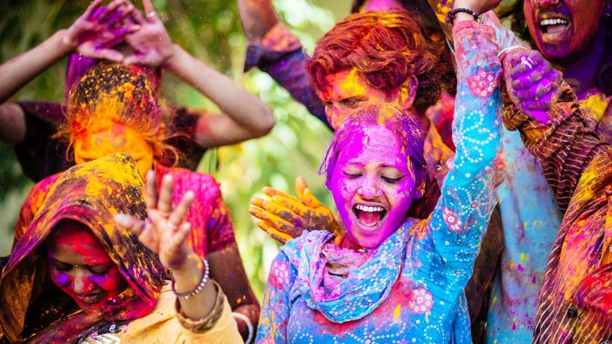 Holi 2023: रंग-गुलाल से सराबोर हुए रायपुर के होलियारे, यहां लिखा होली से परहेज करने वाले यहां से ...