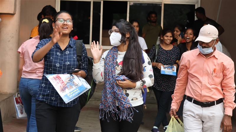 Jee Main 2023 दूसरे दिन फिजिक्स और मैथ्स के पेपर लगे आसान केमिस्ट्री