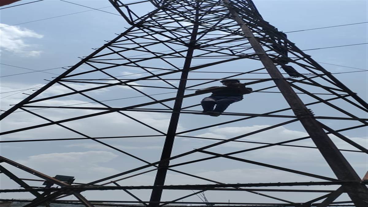 Manendragarh News : 45 फीट ऊंचे टावर पर चढ़कर जान देने की कोशिश - Man ...