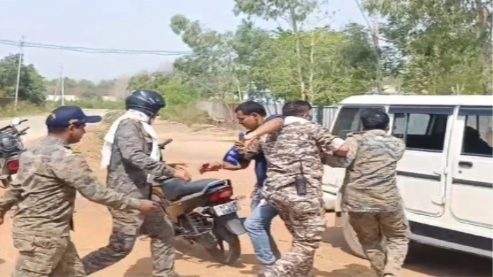 बालाघाट में बुलडोजर चलने से पहले विरोध, एसडीएम से भिड़ गए ‘नेताजी’