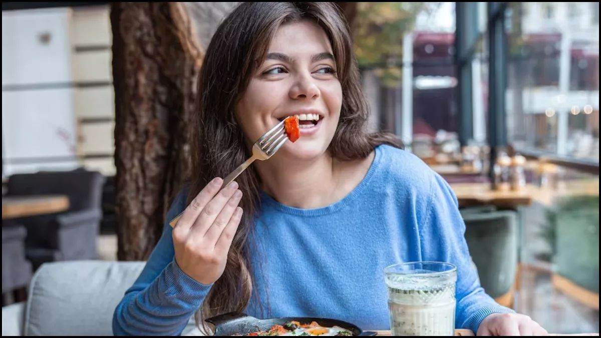 Eating Bad Habits: खाना खाते समय करेंगे ये गलतियां तो पेट की बीमारियां घेरने के लिए तैयार बैठी ...