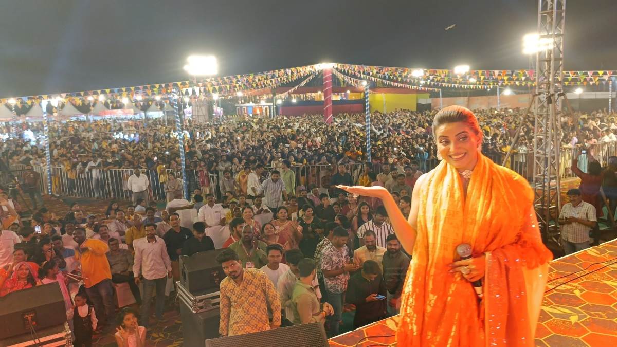 Bhojpal Garba Mahotsav: अभिनेत्री अक्षरा सिंह के भोजपुरी गानों की ...